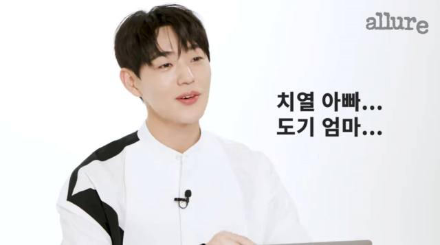 大勢演員辛載夏被問「直說老師vs道奇哥」？ 為難表示：哥哥們都會生氣XD - Kpopn