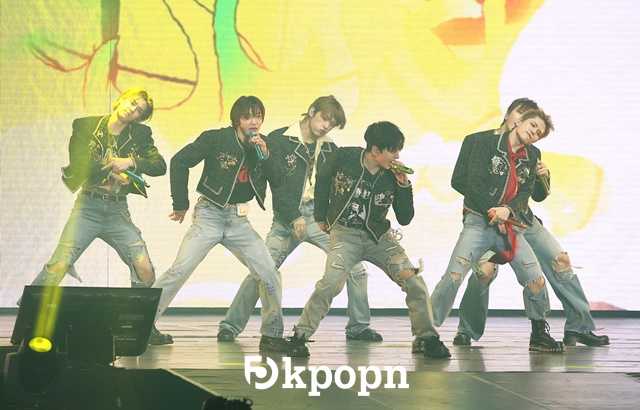 BOYNEXTDOOR開唱超寵粉！「衝下台玩自拍+擊掌」嘴甜告白：我愛你 - Kpopn