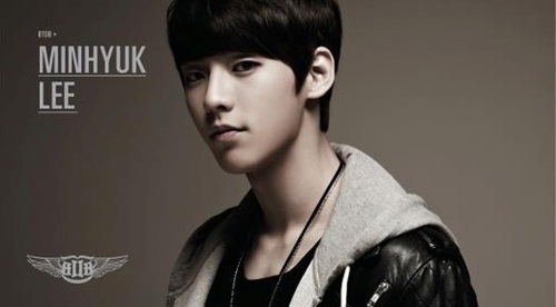 旼赫睡前的素顏可愛自拍 - Kpopn