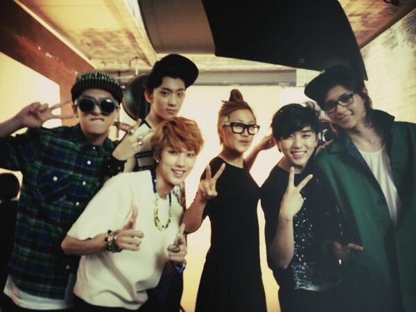 B1A4 與攝影師合照 - Kpopn