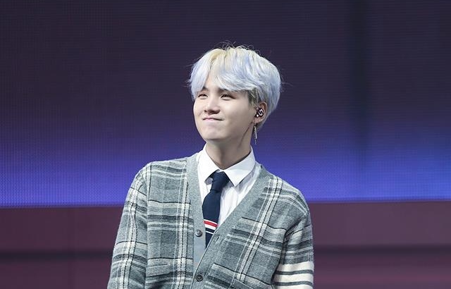 SUGA 在生日當天遵守與粉絲四年前的約定，請孩子們吃韓牛！ - Kpopn