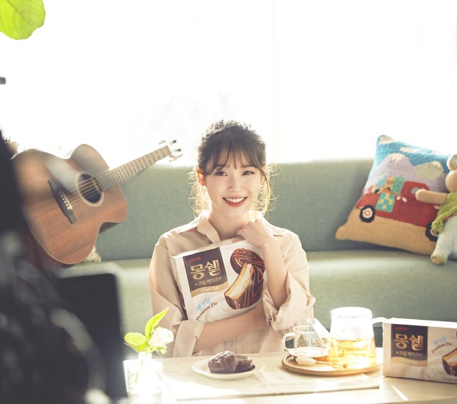 IU 為樂天製菓旗下的奶油巧克力派「Mong Shell」代言！ - Kpopn