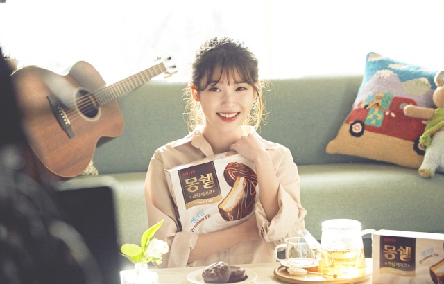 IU 為樂天製菓旗下的奶油巧克力派「Mong Shell」代言！ - Kpopn
