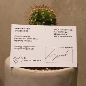 Sulli 實境綜藝《真理商店》化身 CEO，透過 IG 公開人生首張名片 - Kpopn