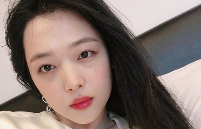 Sulli 實境綜藝《真理商店》化身 CEO，透過 IG 公開人生首張名片 - Kpopn