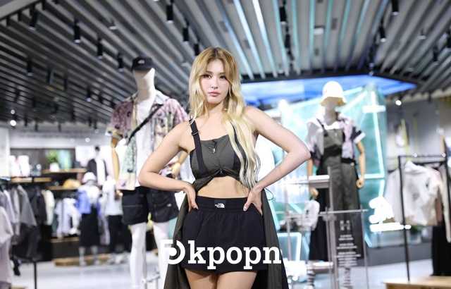 「人間芭比」 SOMI露小蠻腰辣爆101 自爆已喝5杯珍奶！衝向粉絲送簽名告白：我愛你 - Kpopn