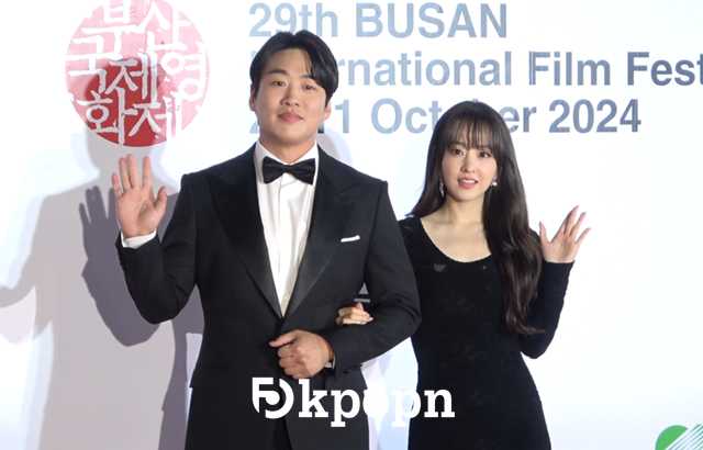 【釜山影展】金秀賢離婚後首現身「深V解放美胸」 TWICE多賢白到發光宋仲基幸福肥亮相 - Kpopn