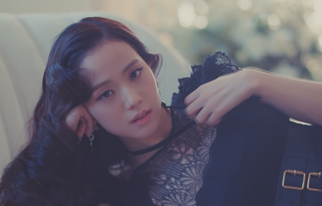 Jisoo新曲《FLOWER》MV評價超兩極！ 網批「這造型」好像火雞... - Kpopn