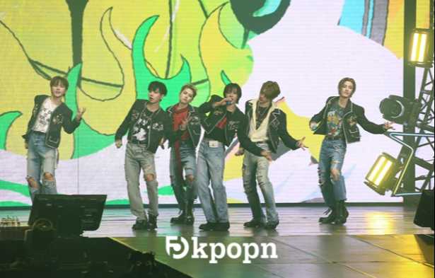 BOYNEXTDOOR開唱超寵粉！「衝下台玩自拍+擊掌」嘴甜告白：我愛你 - Kpopn