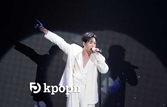 白虎遵守約定3年後襲台！「深V性感登場」獻唱周興哲熱門歌曲 - Kpopn