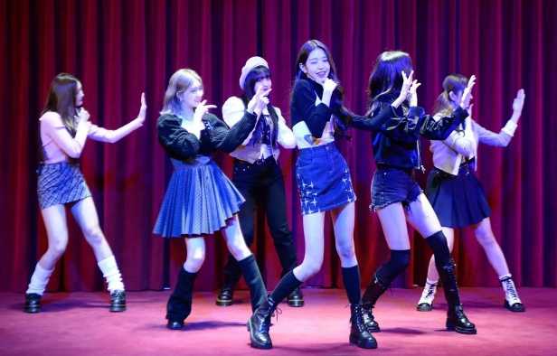 這個對比...IVE「金髮小Lisa」回不去了？ 腫到擠出雙下巴粉絲怒喊：不專業 - Kpopn