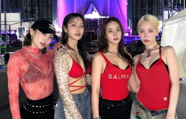 KARA性感合體登上潑水音樂節！妮可竟直接台上「激吻忙內齡智」 - Kpopn