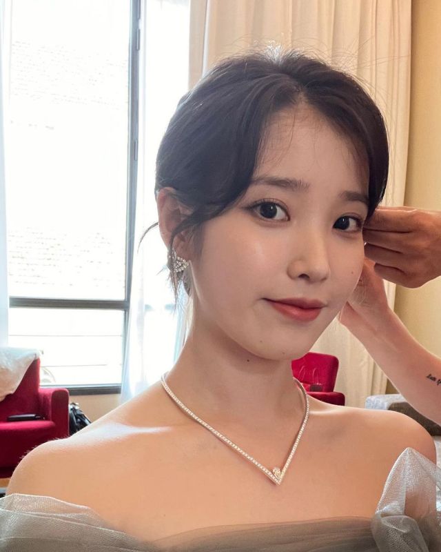 IU不只自己甜蜜戀愛！還加碼大方送愛把幸福分給大家～ - Kpopn