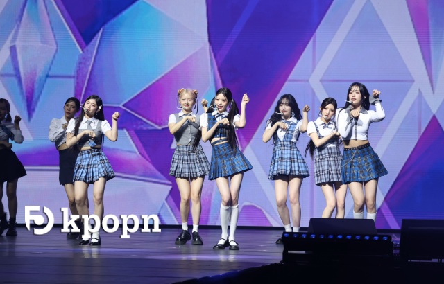 IVE登台Rei說自己是可愛小籠包！「粉絲準備排字應援」成員差點被逼哭 - Kpopn