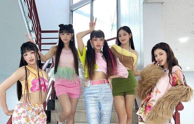 來看 NewJeans《Hype Boy》的表演影片 - Kpopn