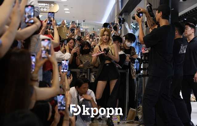 「人間芭比」 SOMI露小蠻腰辣爆101 自爆已喝5杯珍奶！衝向粉絲送簽名告白：我愛你 - Kpopn