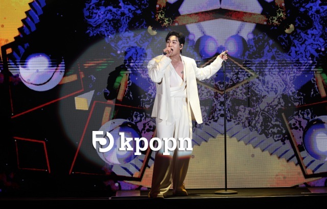 白虎遵守約定3年後襲台！「深V性感登場」獻唱周興哲熱門歌曲 - Kpopn