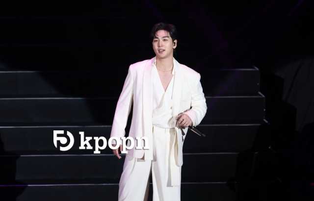 白虎遵守約定3年後襲台！「深V性感登場」獻唱周興哲熱門歌曲 - Kpopn