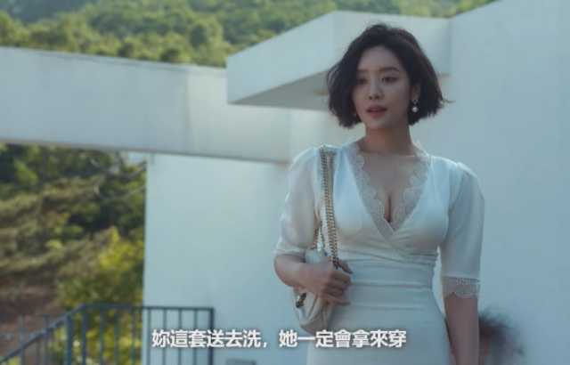 張根碩100%還原《黑暗榮耀》爆乳空姐 「塞胸墊+絕美Wink」豁出去了 - Kpopn