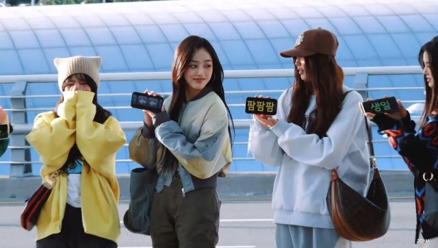 NewJeans機場路突然玩起手機？ Hanni看到超慌張...下一秒「真相曝光」直接笑了 - Kpopn