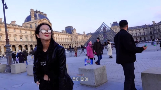 Jisoo竟然用心電感應連結成員？下了舞台直接拉Lisa逛大街 - Kpopn