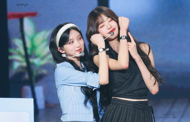 IVE秋天鞋子掉落「嘻嘻哈哈」惹議 張員瑛面無表情掀兩派粉絲論戰 - Kpopn