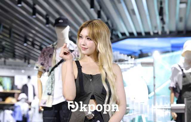 「人間芭比」 SOMI露小蠻腰辣爆101 自爆已喝5杯珍奶！衝向粉絲送簽名告白：我愛你 - Kpopn