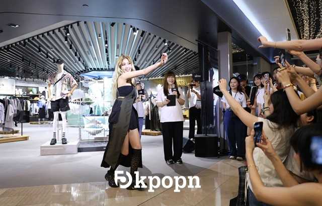 「人間芭比」 SOMI露小蠻腰辣爆101 自爆已喝5杯珍奶！衝向粉絲送簽名告白：我愛你 - Kpopn