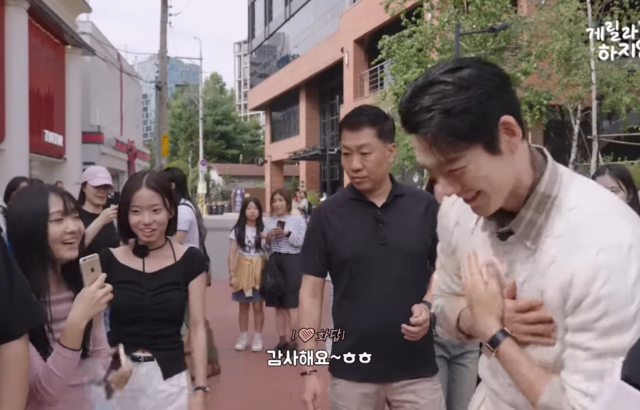 金宇彬笑稱「現在進夜店會被擋在門口」突襲聖水洞寵粉 擁抱、對視太心動！ - Kpopn