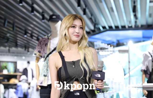 「人間芭比」 SOMI露小蠻腰辣爆101 自爆已喝5杯珍奶！衝向粉絲送簽名告白：我愛你 - Kpopn