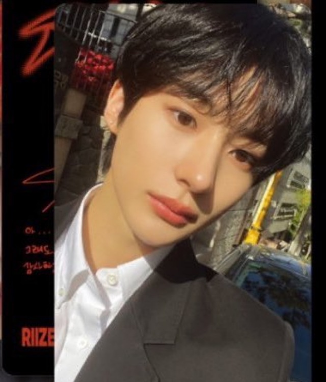 SM又出招！竟用RIIZE的他出道前參加婚禮照當小卡...網友驚嘆：真會做生意 - Kpopn