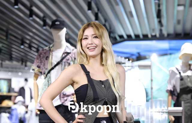 「人間芭比」 SOMI露小蠻腰辣爆101 自爆已喝5杯珍奶！衝向粉絲送簽名告白：我愛你 - Kpopn