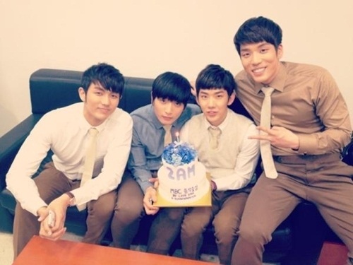 IAM 祝賀 2AM 回歸 - Kpopn