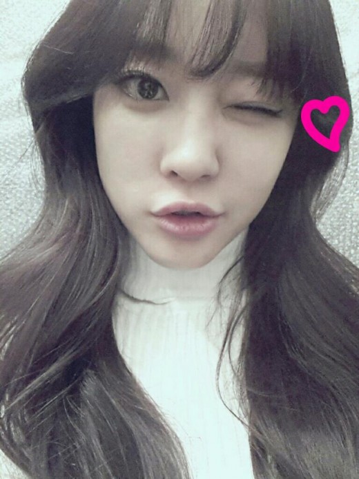 佑麗給粉絲們的 Wink 自拍 - Kpopn