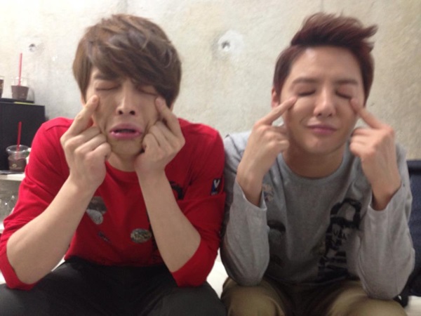 俊秀、在中的撒嬌合照 - Kpopn