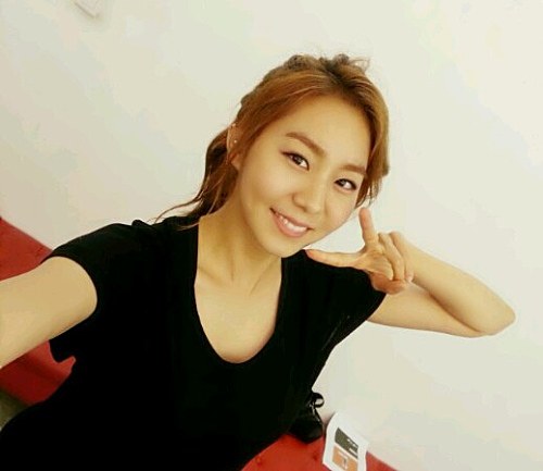 UIE 俏皮自拍：加油！ - Kpopn