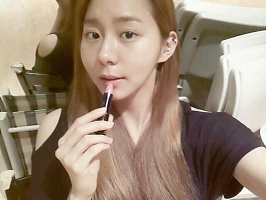 UIE 素顏清新自拍 - Kpopn