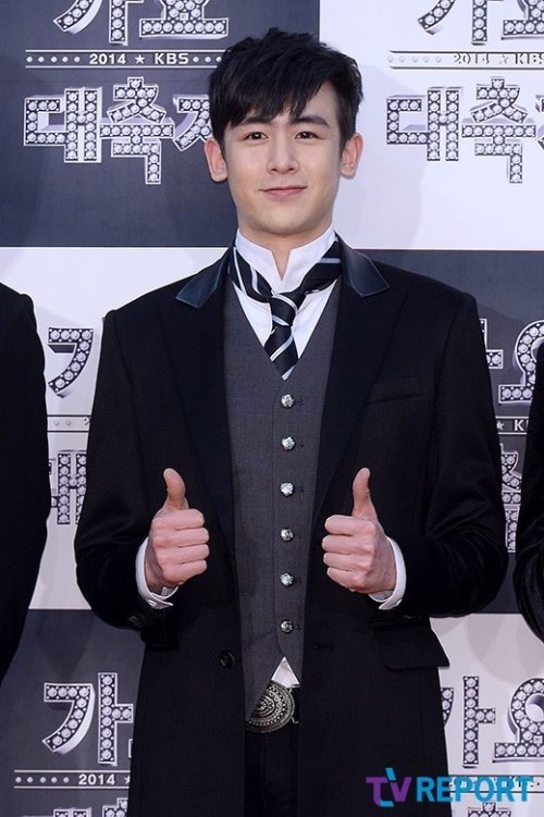 Nichkhun 請粉絲吃漢堡 - Kpopn