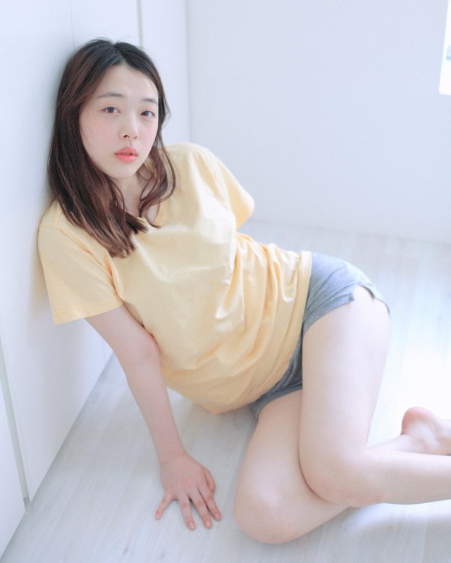 Sulli 清純略帶性感的照片公開 - Kpopn