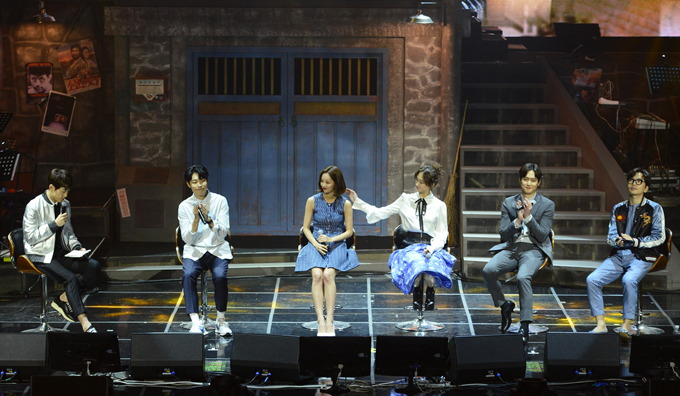 "回答吧1988"演唱會重現經典場景 - Kpopn